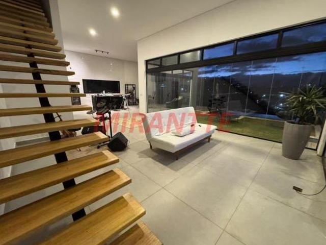 Cond. fechado de 220m² com 4 quartos