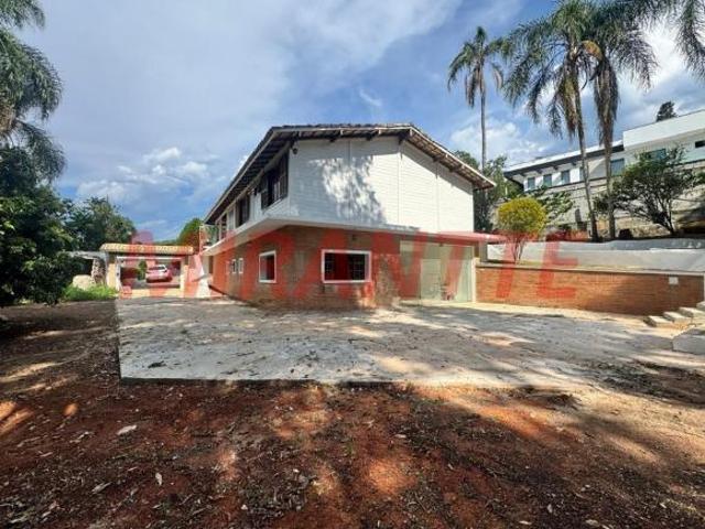 Cond. fechado de 250m² com 5 quartos