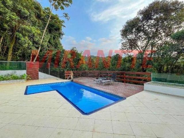 Cond. fechado de 300m² com 4 quartos