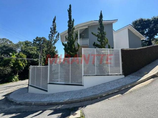 Cond. fechado de 370m² com 5 quartos
