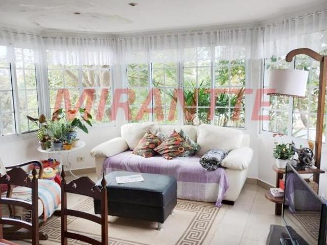 Cond. fechado de 395m² com 4 quartos