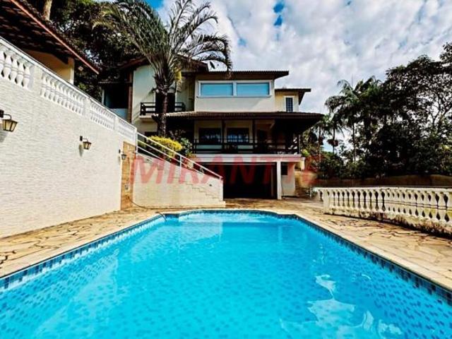 Cond. fechado de 400m² com 5 quartos