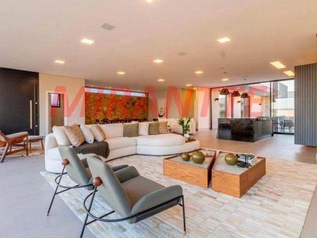 Cond. fechado de 435.7m² com 3 quartos