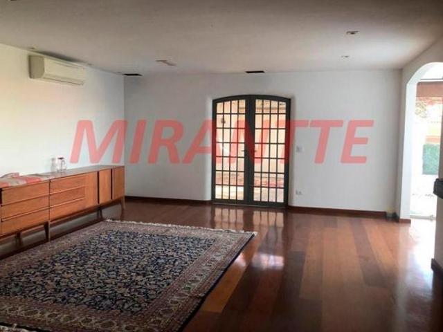 Cond. fechado de 469m² com 4 quartos