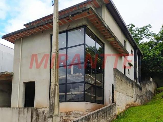 Cond. fechado de 470m² com 4 quartos
