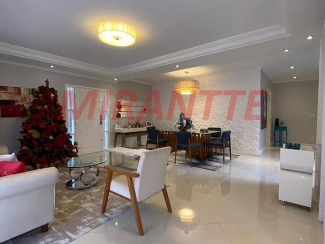 Cond. fechado de 484m² com 5 quartos
