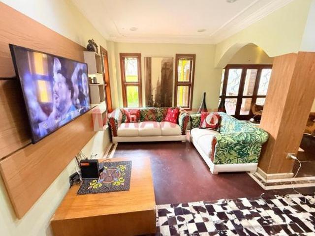 Cond. fechado de 580m² com 4 quartos