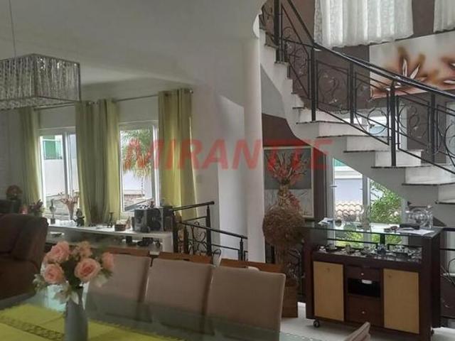 Cond. fechado de 637m² com 3 quartos