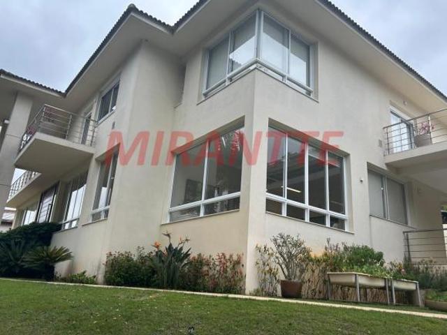 Cond. fechado de 739m² com 5 quartos