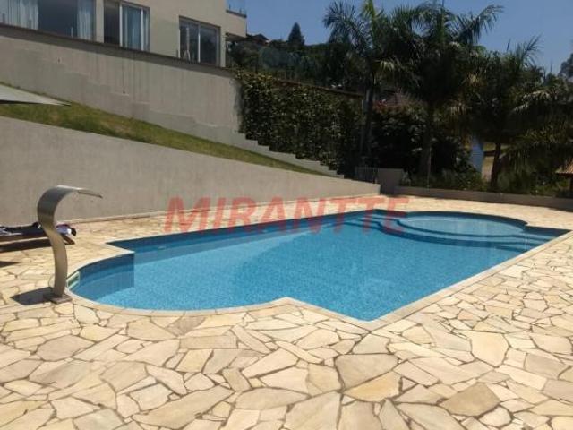 Cond. fechado de 750m² com 4 quartos