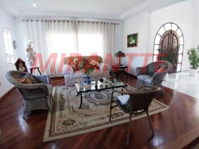 Cond. fechado de 780m² com 6 quartos