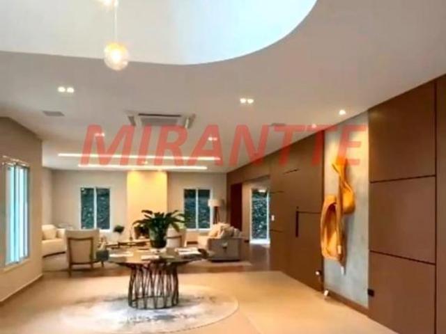 Cond. fechado de 780m² com 6 quartos
