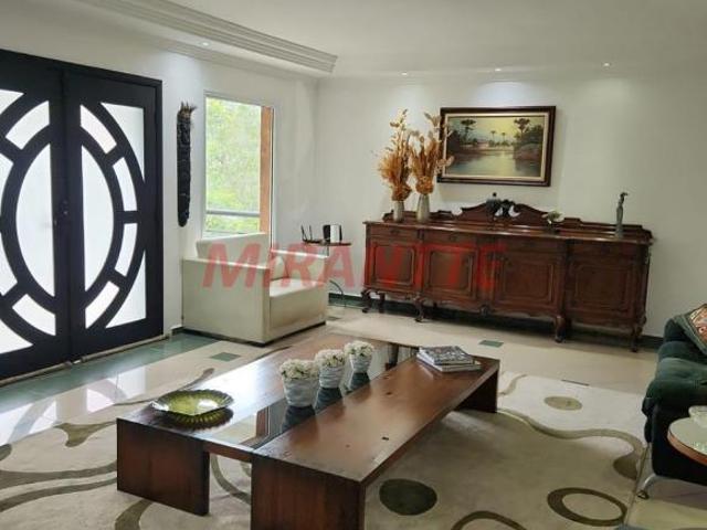 Cond. fechado de 880m² com 6 quartos