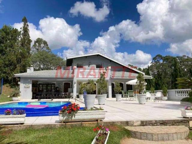 Cond. fechado de 917m² com 6 quartos