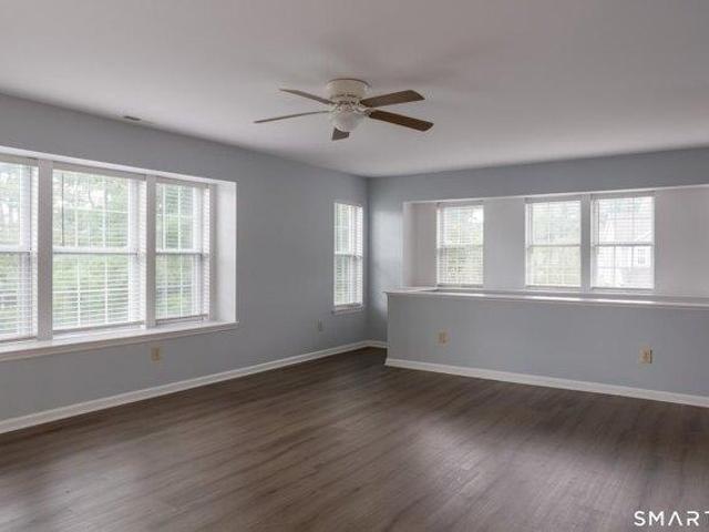 condo with 1 bedroom, Trumbull CT ES105141767