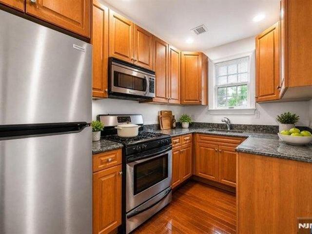 condo with 1 bedroom, Cliffside Park NJ ES105126379