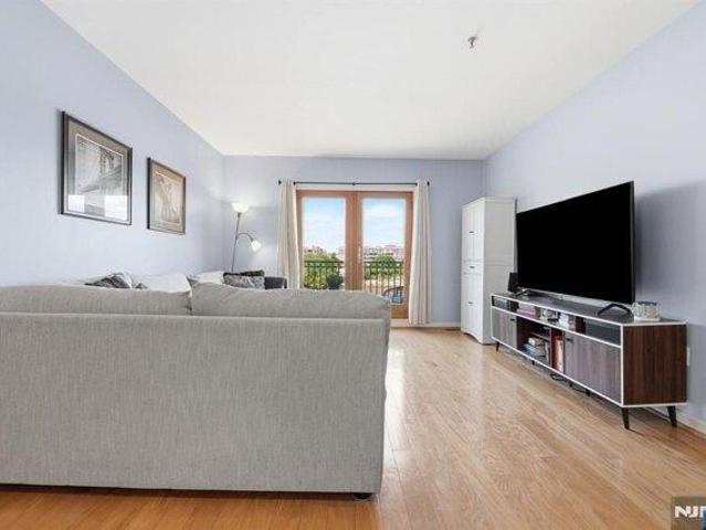 condo with 1 bedroom, Edgewater NJ ES105142082