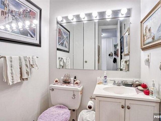 condo with 1 bedroom, Guttenberg NJ ES104151364