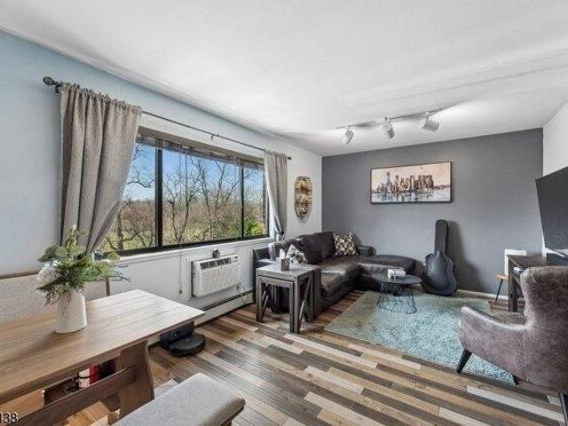 condo with 1 bedroom, Lyndhurst NJ ES104440584