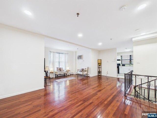 condo with 2 bedroom, Union City NJ ES104188113