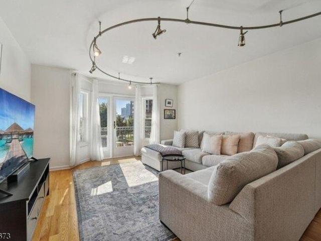 condo with 2 bedroom, Edgewater NJ DLS102529483