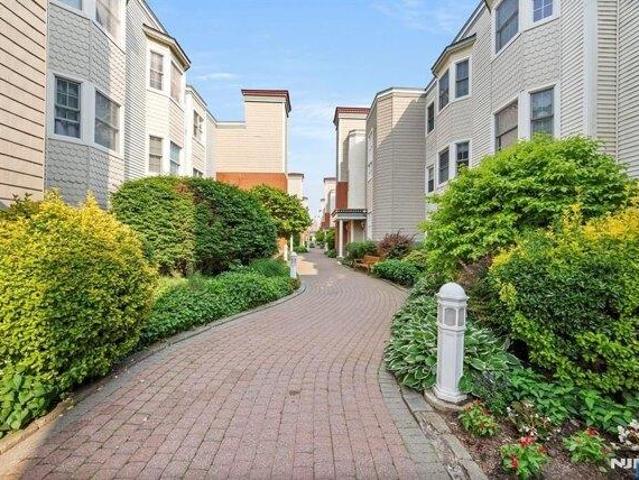 condo with 2 bedroom, Edgewater NJ DLS102584488