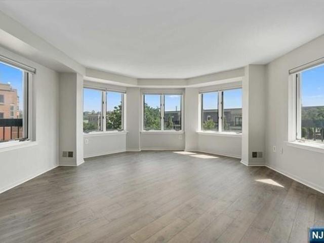 condo with 2 bedroom, Edgewater NJ DLS102761529