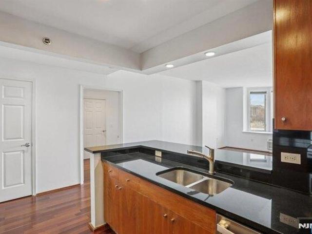 condo with 2 bedroom, Edgewater NJ DS102564091