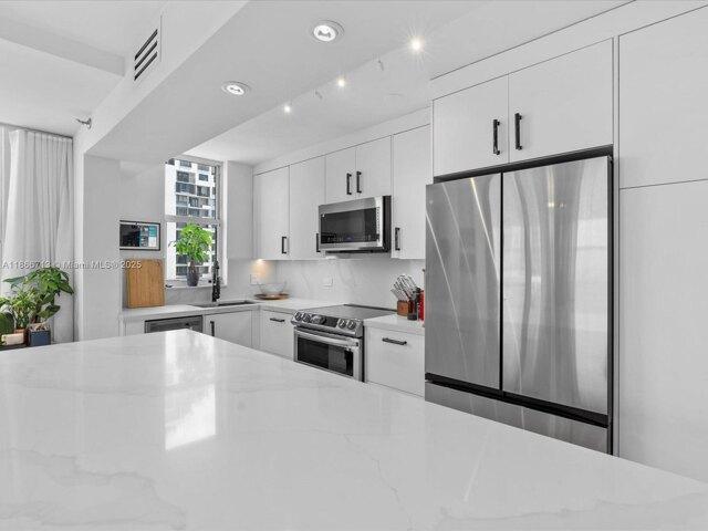 condo with 2 bedroom, Miami FL ES104903208