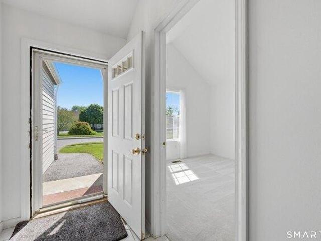condo with 2 bedroom, Newtown CT DS104115565