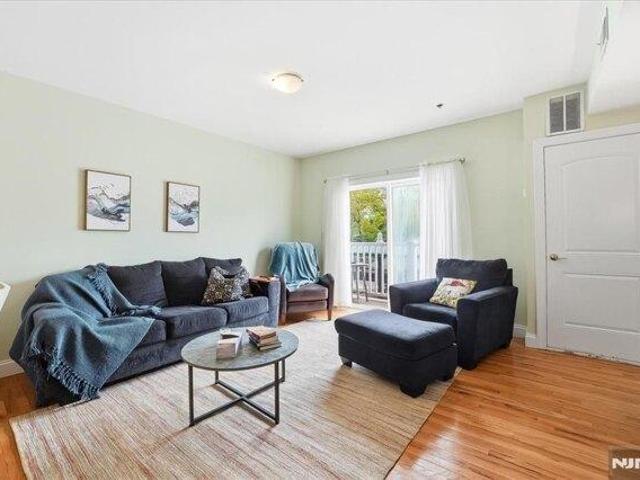 condo with 2 bedroom, Newark NJ DS102583288