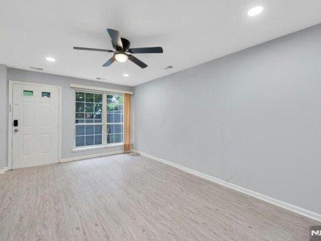 condo with 2 bedroom, Newark NJ DS102313514