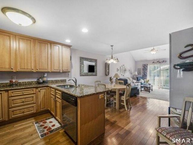 condo with 2 bedroom, Plainville CT ES104609009