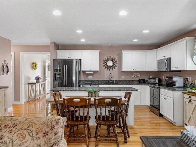 condo with 3 bedroom, West Boylston MA ES105204684