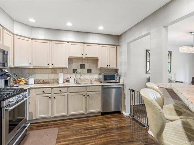 condo with 3 bedroom, Bay Shore NY ES104898322