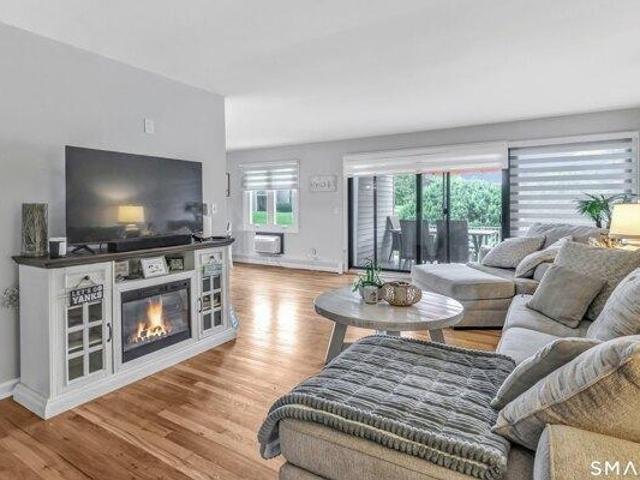 condo with 3 bedroom, Branford CT ES105156598