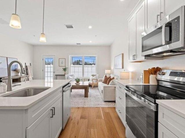 condo with 3 bedroom, Concord NH ES103434322