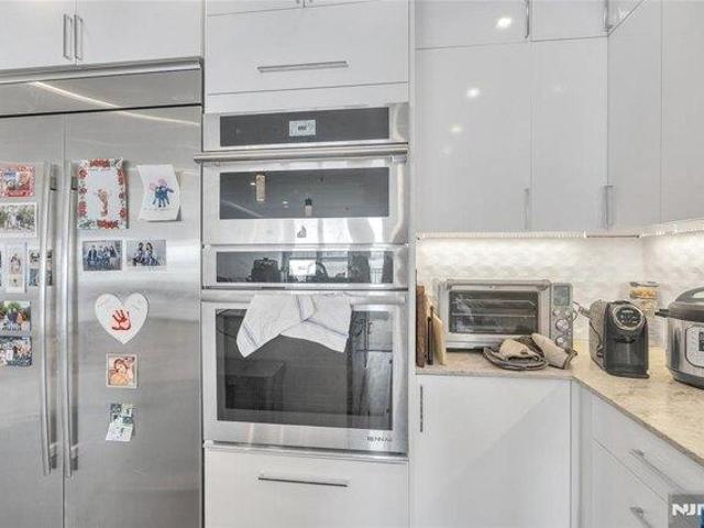 condo with 3 bedroom, Edgewater NJ DS102063012