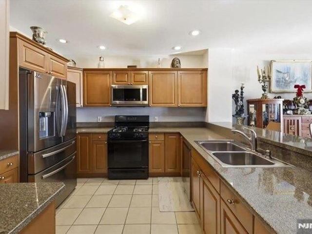 condo with 3 bedroom, Edgewater NJ ES104482143