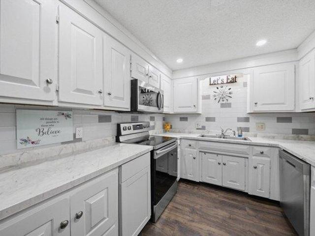 condo with 3 bedroom, Nashua NH ES104920914