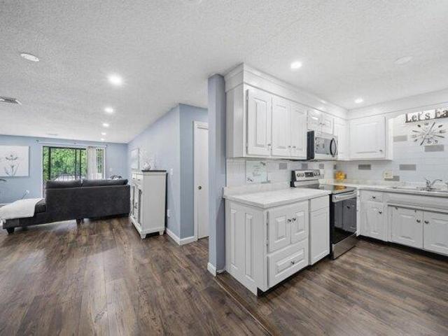 condo with 3 bedroom, Nashua NH ES105095622