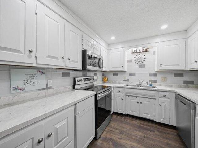 condo with 3 bedroom, Nashua NH ES105230458
