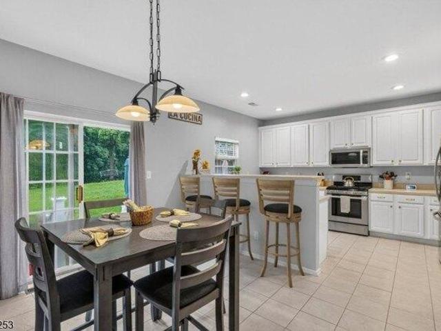 condo with 3 bedroom, Pompton Lakes NJ ES105156921