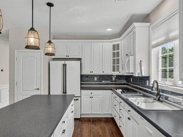condo with 4 bedroom, Middletown NY ES105192114