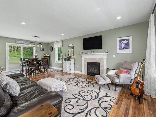 condo with 4 bedroom, Nashua NH DLS103127390