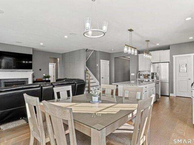 condo with 4 bedroom, Newtown CT ES104374582