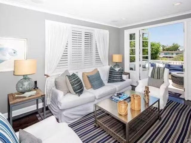 Condominium, Cape Cod Corona del Mar, CA 315 Goldenrod Ave