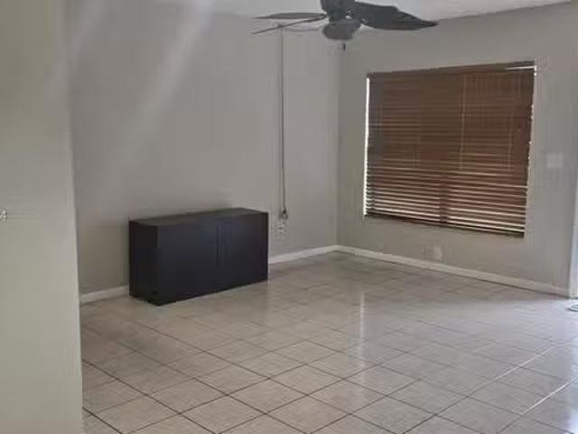 Condominium Hialeah, FL 2655 W 67th Pl #14 13