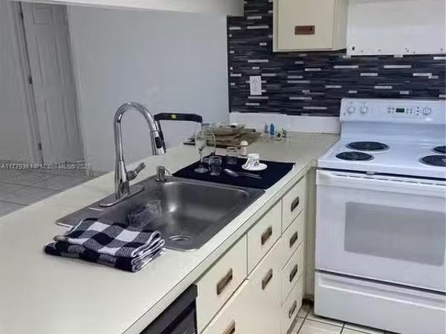 Condominium Hialeah, FL 2720 W 63rd Pl #23 27
