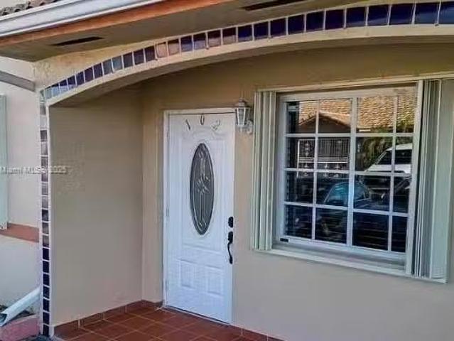 Condominium Hialeah, FL 3282 W 70th St #102